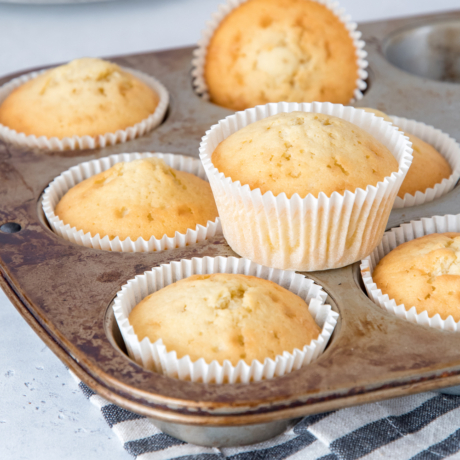 Easy vanilla cupcakes recipe (no milk) - In Laura's Bakery