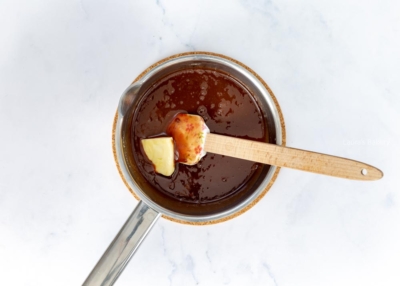 Easy homemade chocolate sauce (3 ingredients) - In Laura's Bakery